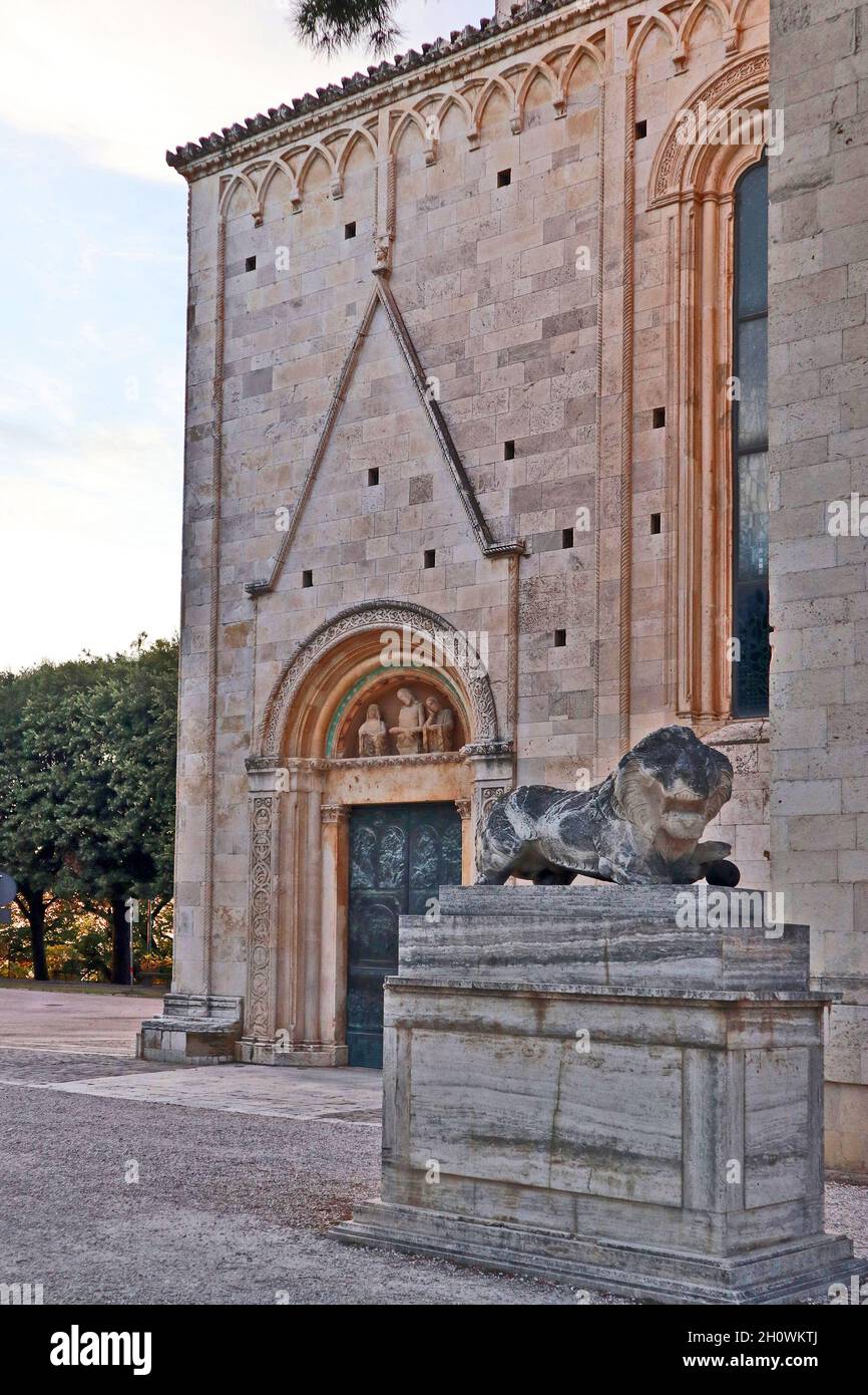 Duomo di fermo immagini e fotografie stock ad alta risoluzione - Alamy
