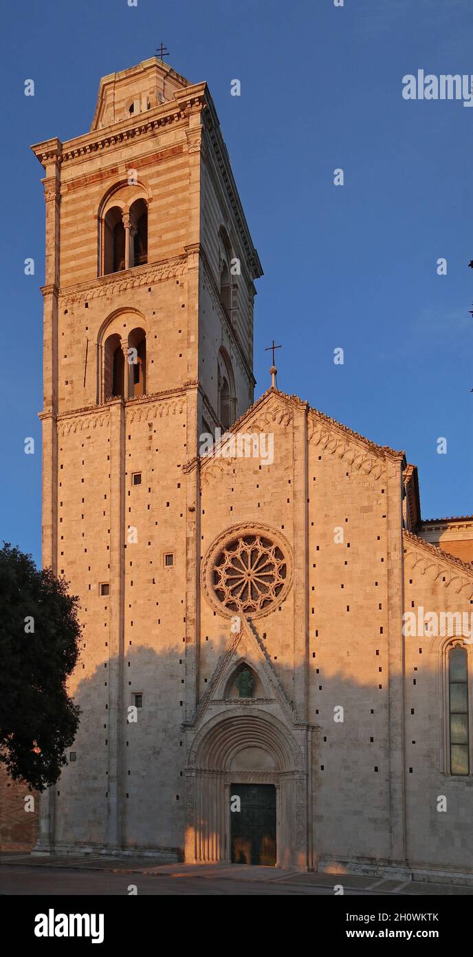 Duomo di fermo immagini e fotografie stock ad alta risoluzione - Alamy
