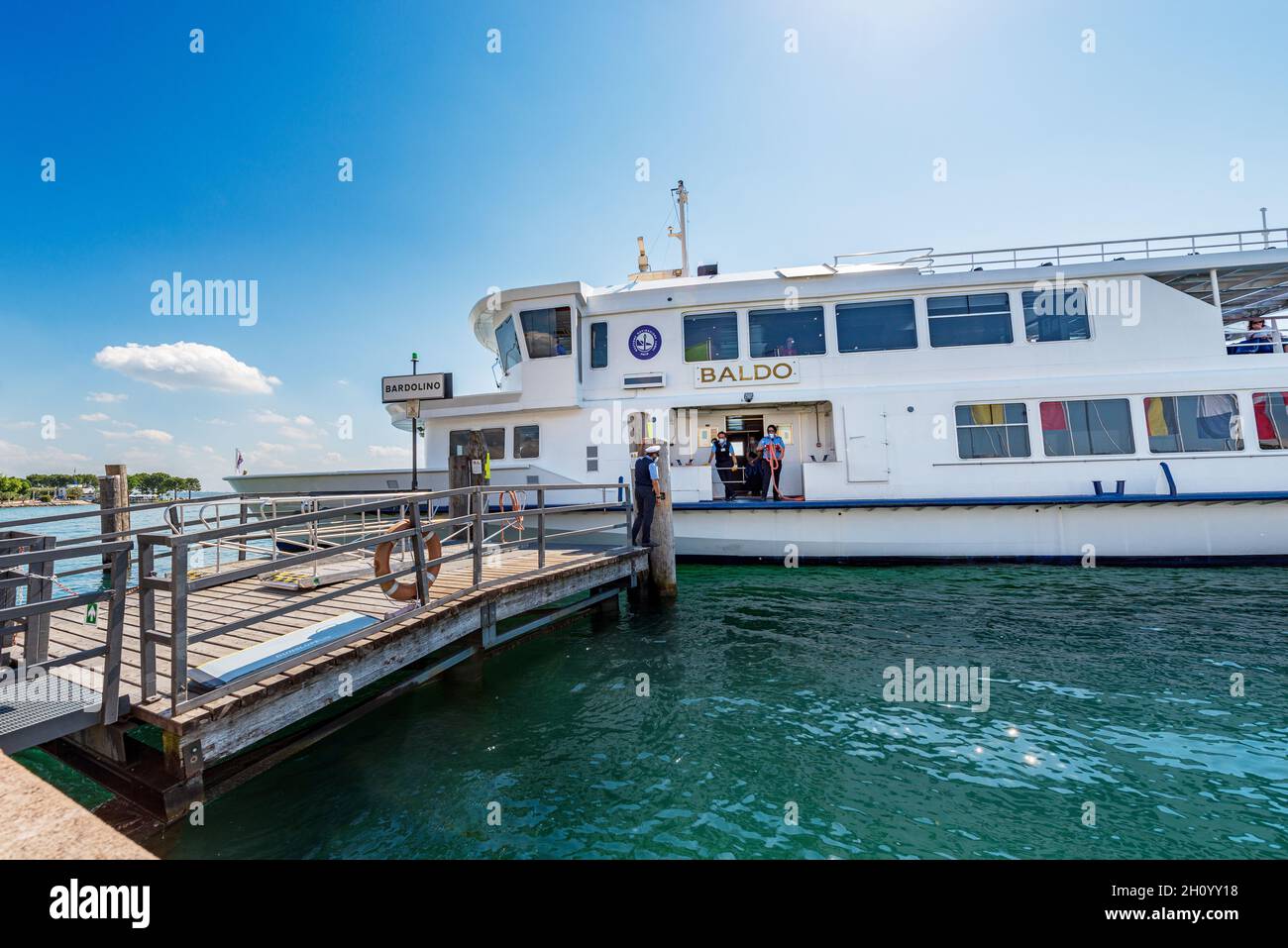 Il traghetto bianco arriva alla stazione dei traghetti del piccolo ...