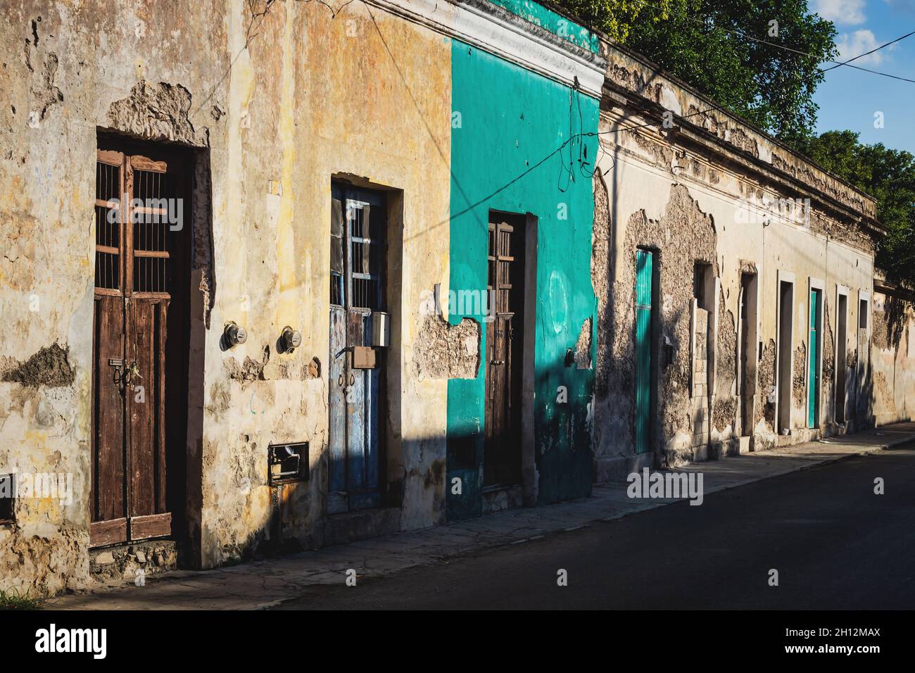 Facciate di case colorate in stile coloniale immagini e fotografie ...