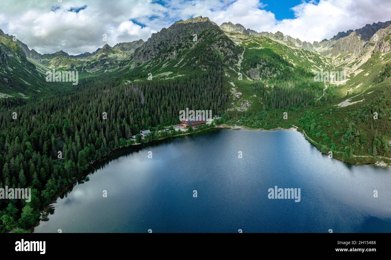 Vista panoramica del Lago di Poprad (Popradske pleso), una famosa ...