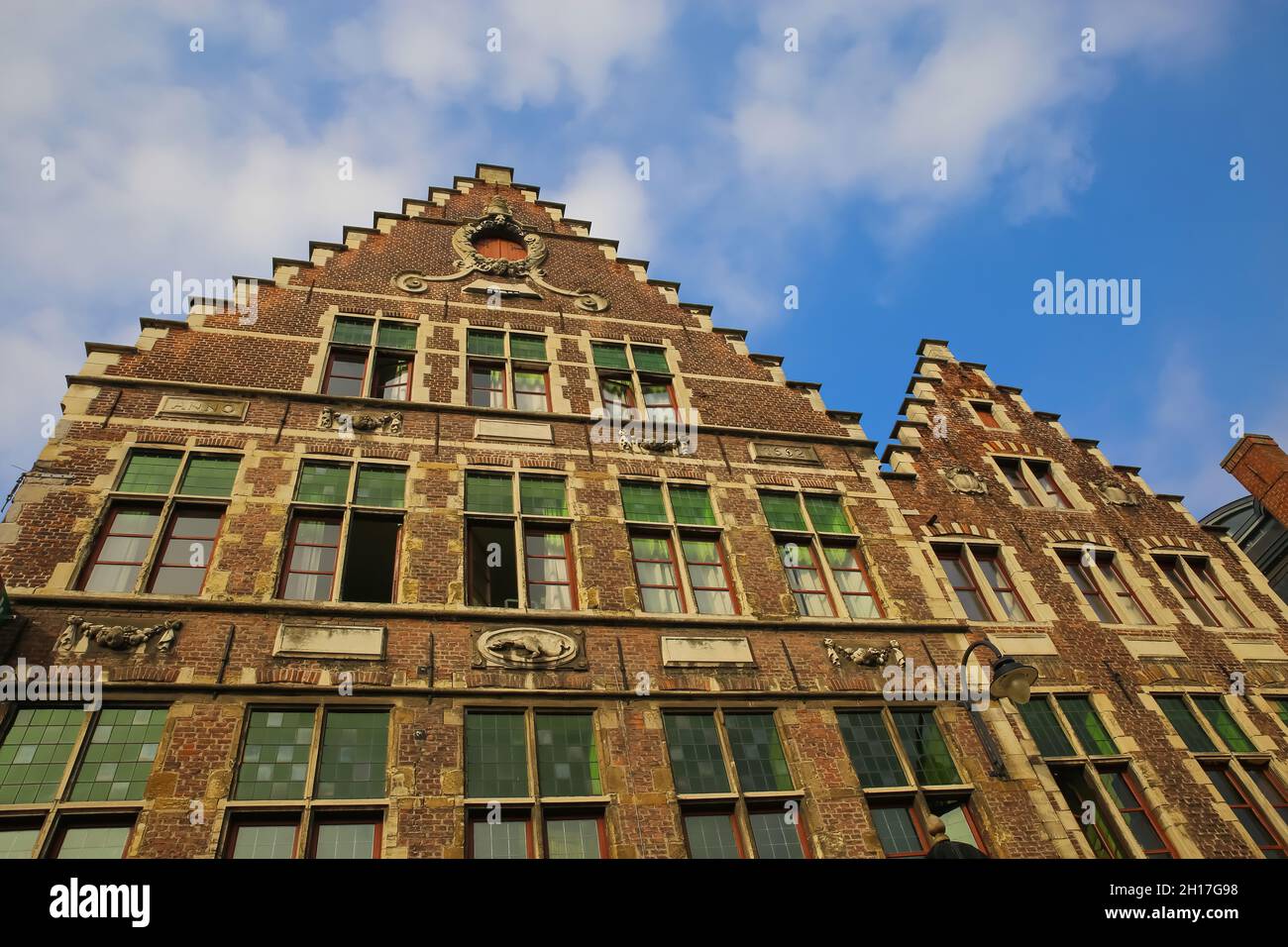 Vista ad angolo basso sulla facciata medievale di casa in mattoni di ...