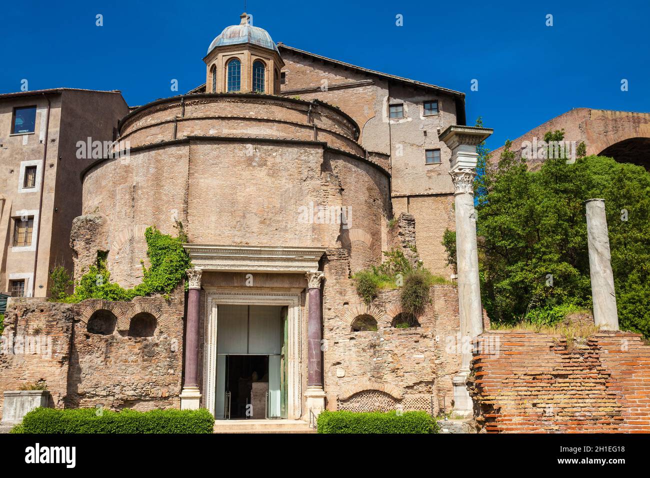 Tempio di romulus al foro romanum nell'antica roma immagini e ...