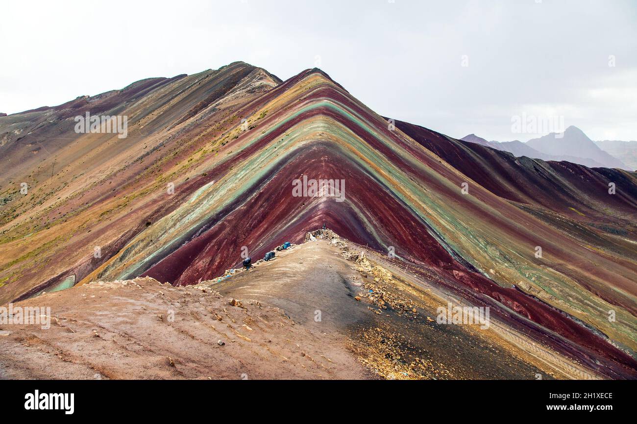Rainbow mountains peru immagini e fotografie stock ad alta risoluzione ...