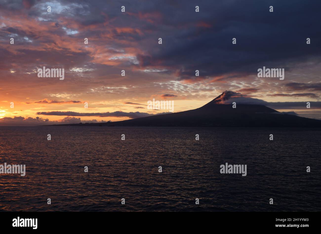 La sagoma del monte pico immagini e fotografie stock ad alta ...