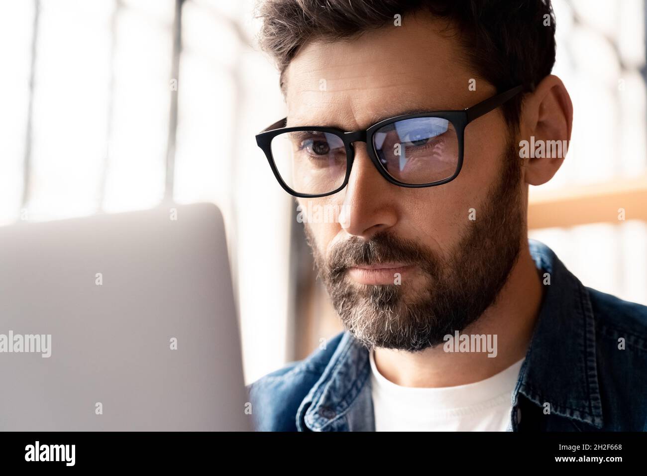 Lavoratore impegnato alla sua scrivania immagini e fotografie stock ad ...