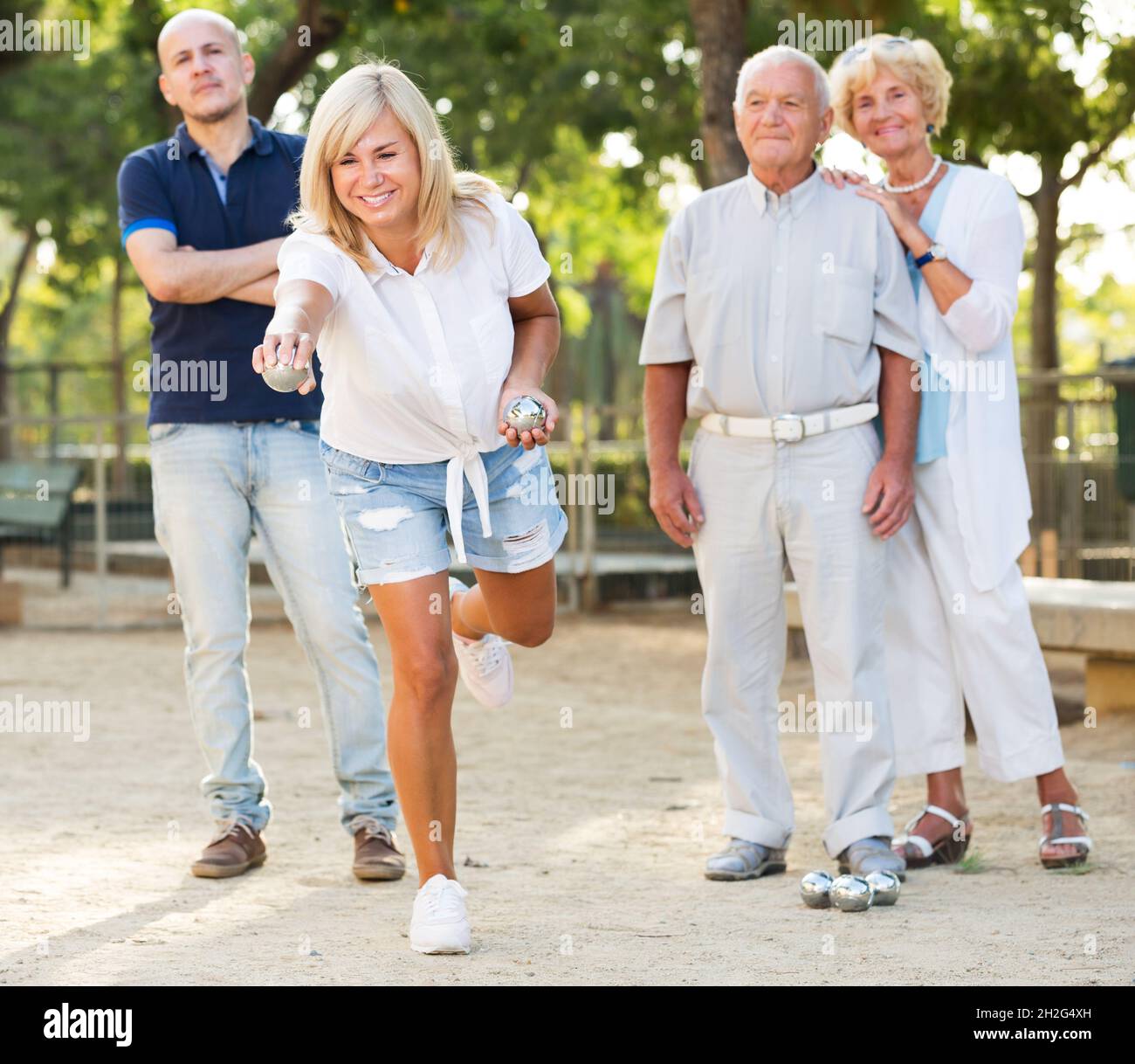 Donna che gioca a bocce immagini e fotografie stock ad alta risoluzione ...
