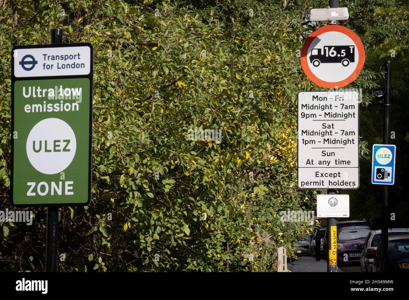 Trasporti per la TFL (London's TFL) sono stati eretti nuovi cartelli per la nuova zona a ...