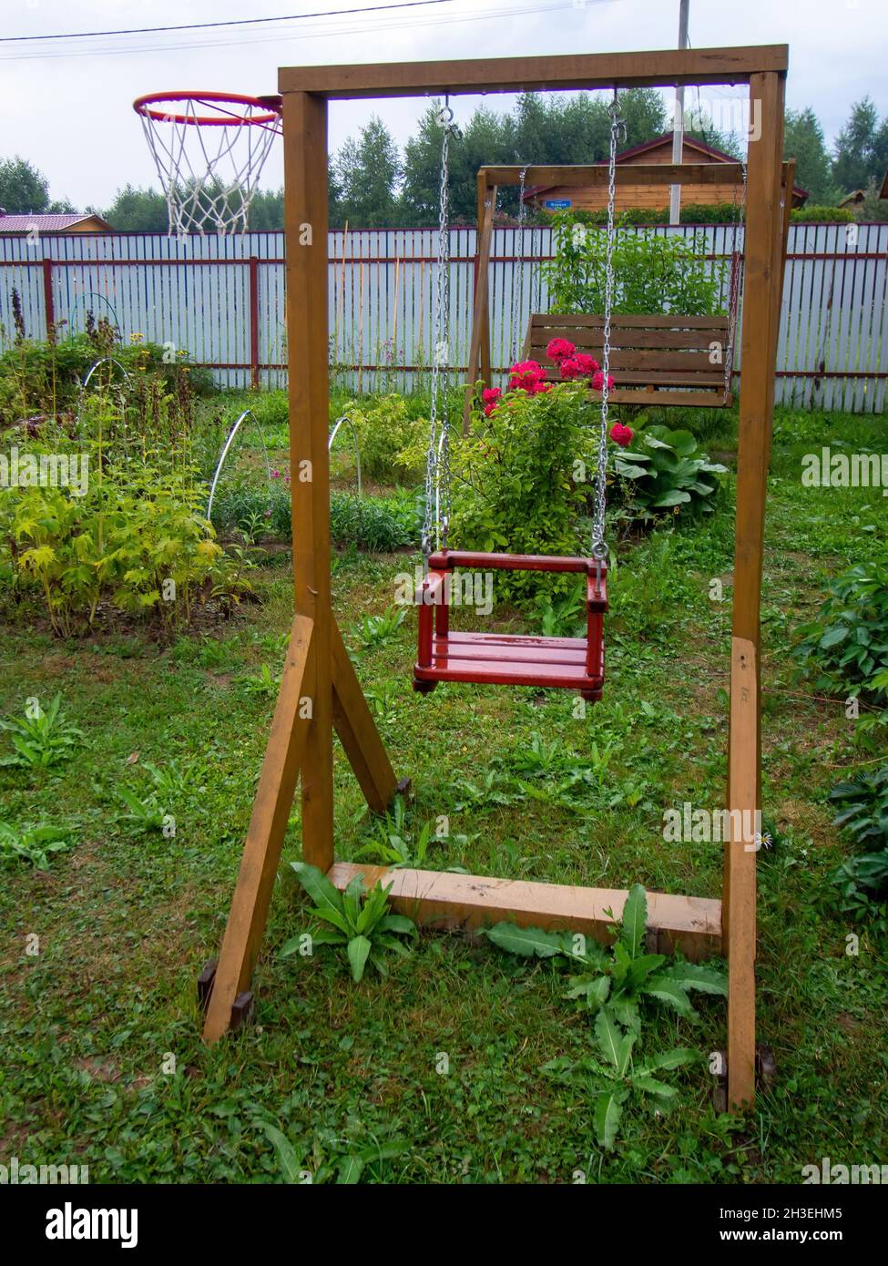 Altalene da giardino in legno immagini e fotografie stock ad alta ...
