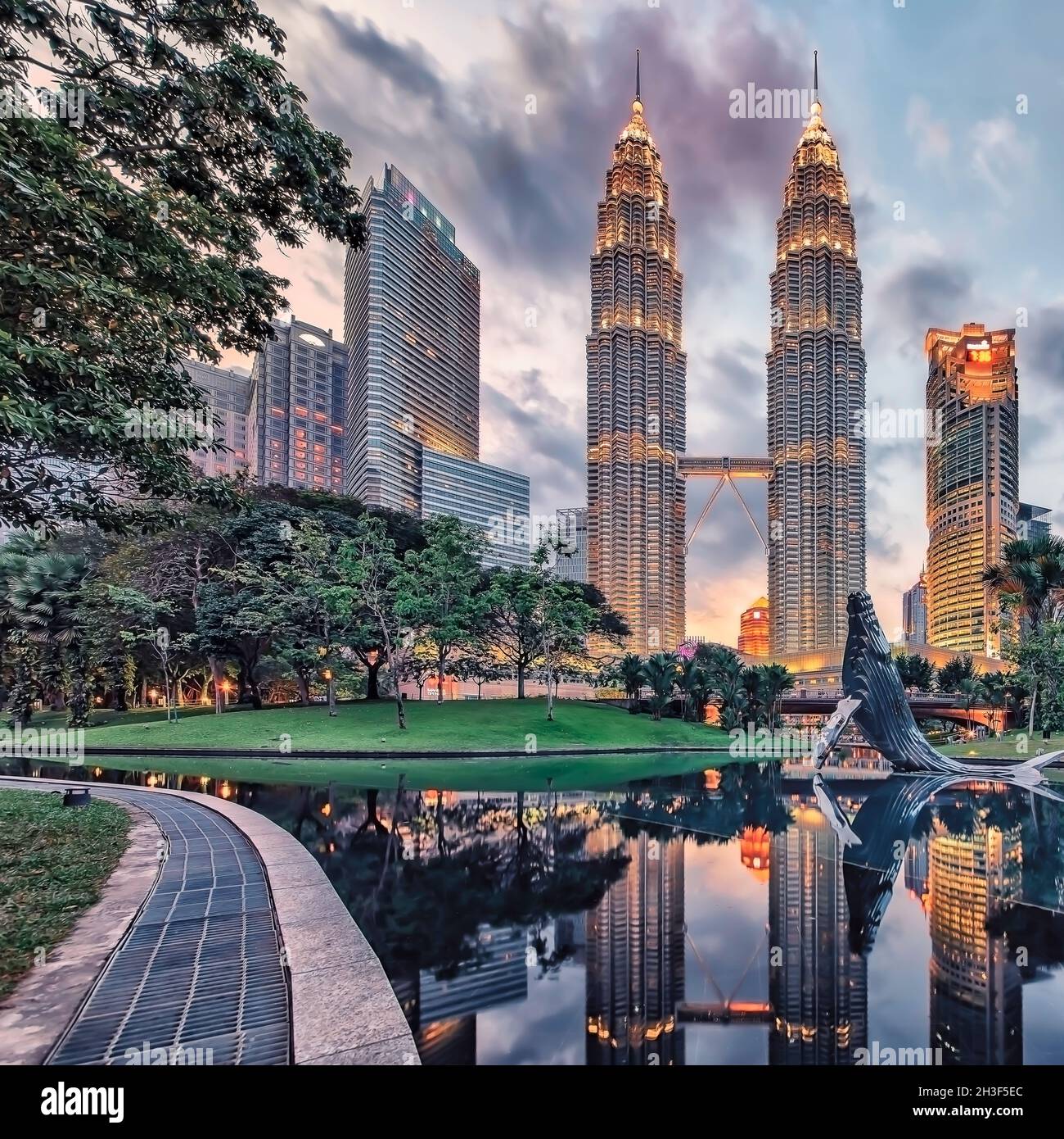 Torri gemelle di klcc park petronas immagini e fotografie stock ad alta ...