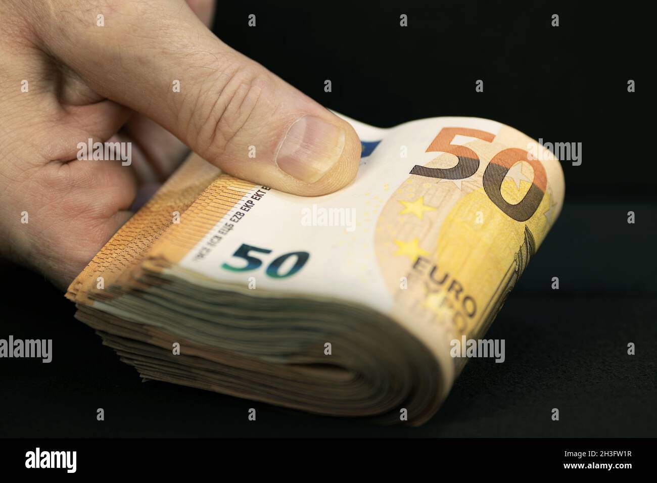 Mano che tiene le banconote in euro immagini e fotografie stock ad alta ...