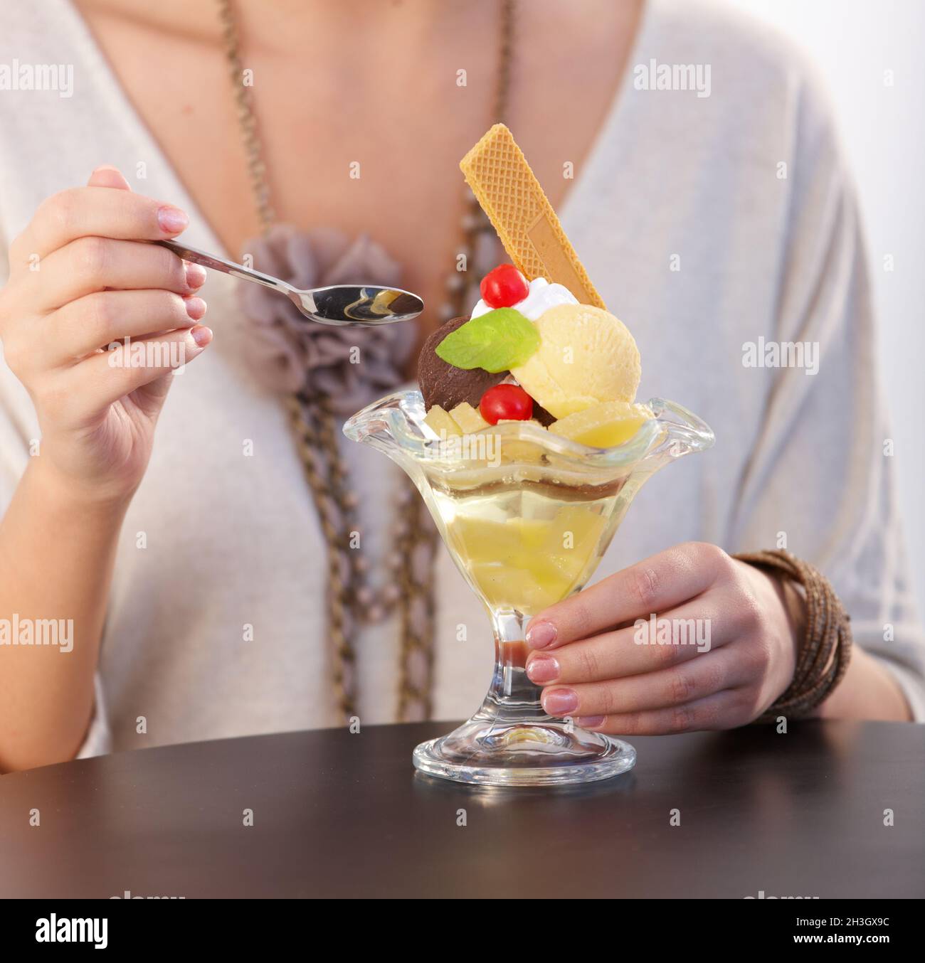 Coppetta gelato immagini e fotografie stock ad alta risoluzione - Alamy