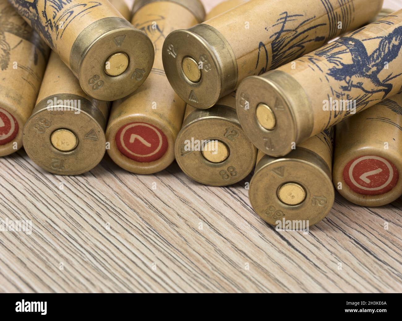 Cartucce da caccia di 12 gauge per fucile su sfondo di legno. Macro ...