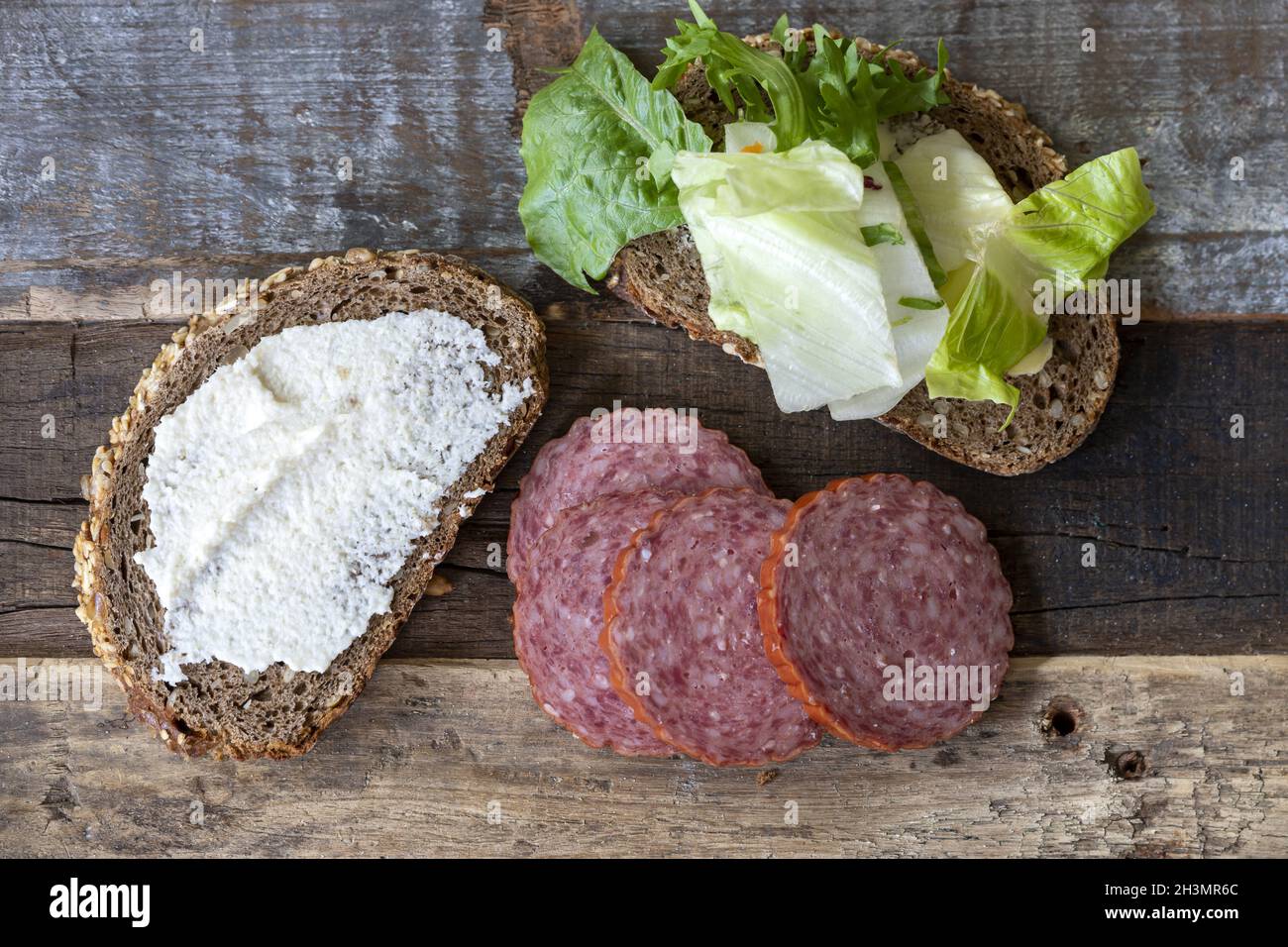 Panino aperto con salame immagini e fotografie stock ad alta ...