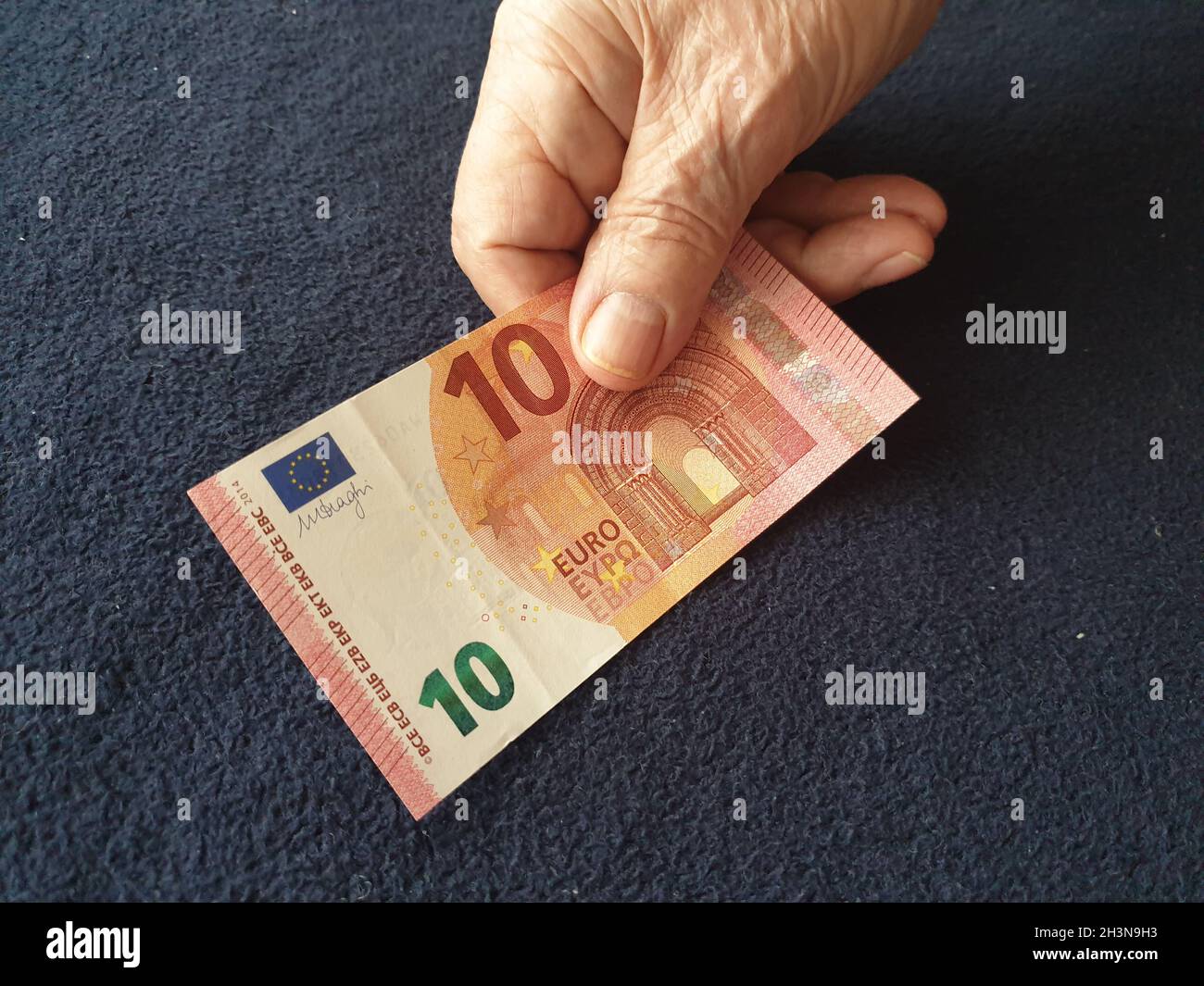 Mann bezahlt rechnung immagini e fotografie stock ad alta risoluzione ...