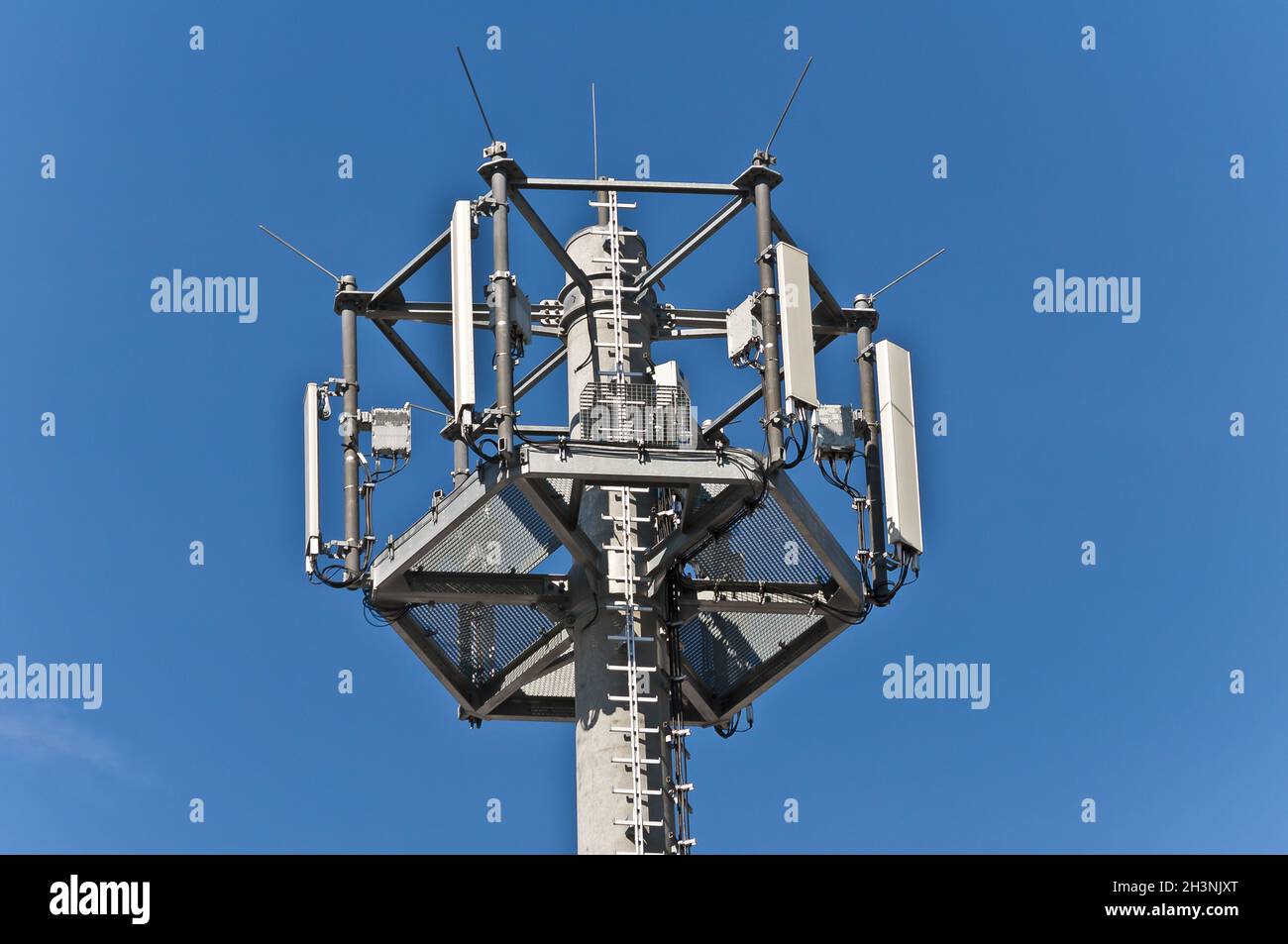 Mobilfunk sendemast immagini e fotografie stock ad alta risoluzione - Alamy