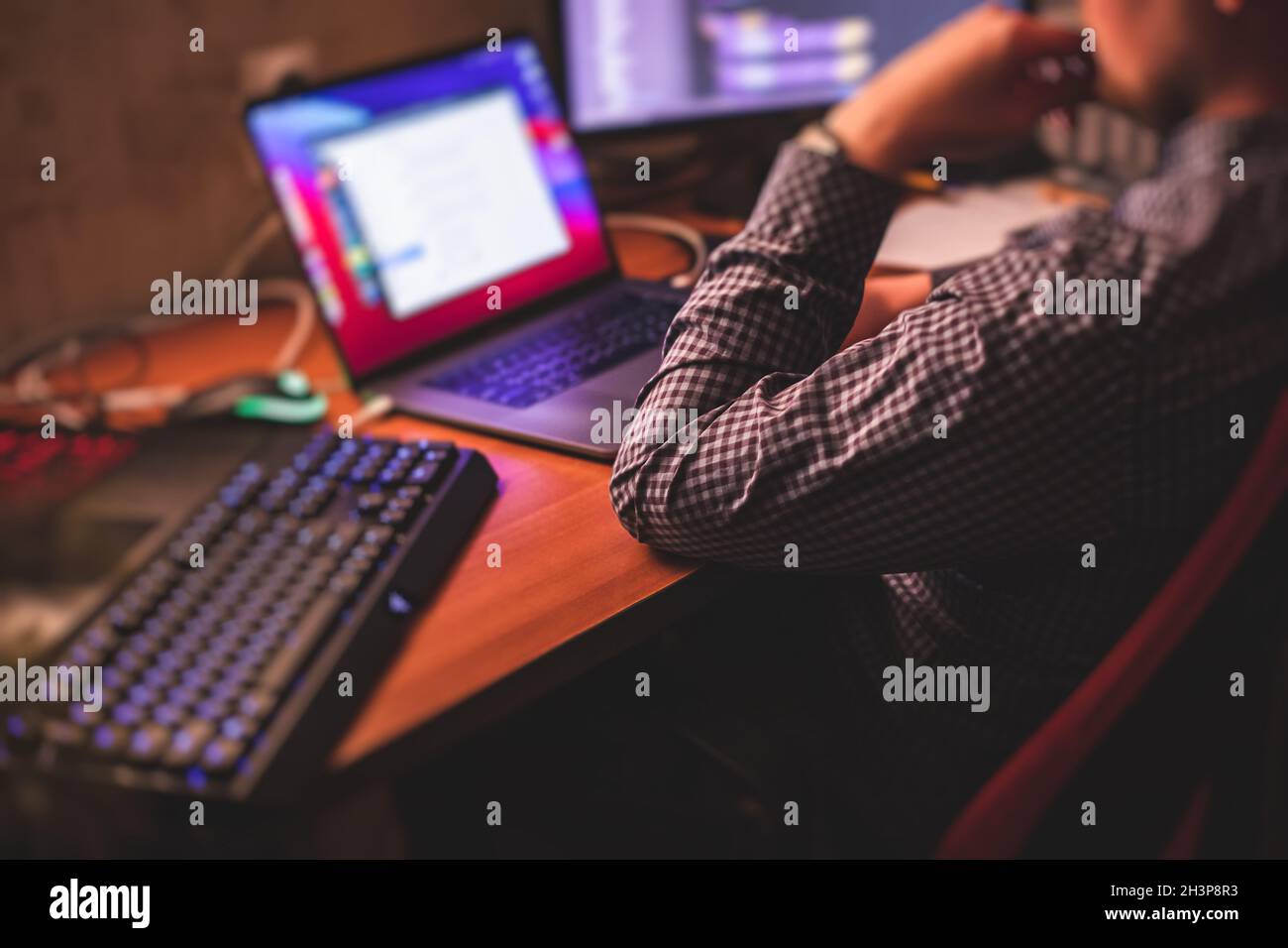 Programmatore di sviluppatori IT che lavora e codifica sul suo ambiente ...