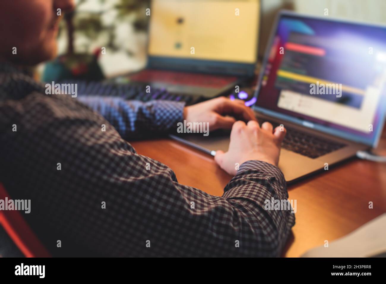 Programmatore di sviluppatori IT che lavora e codifica sul suo ambiente ...