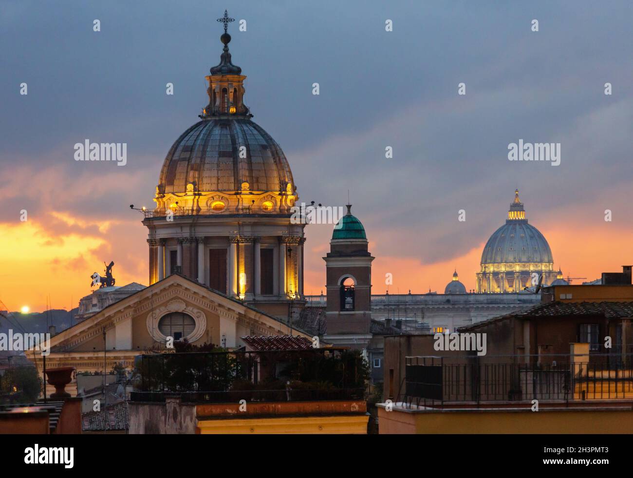 Roma città illuminate di notte vista dalla cima della scalinata di ...