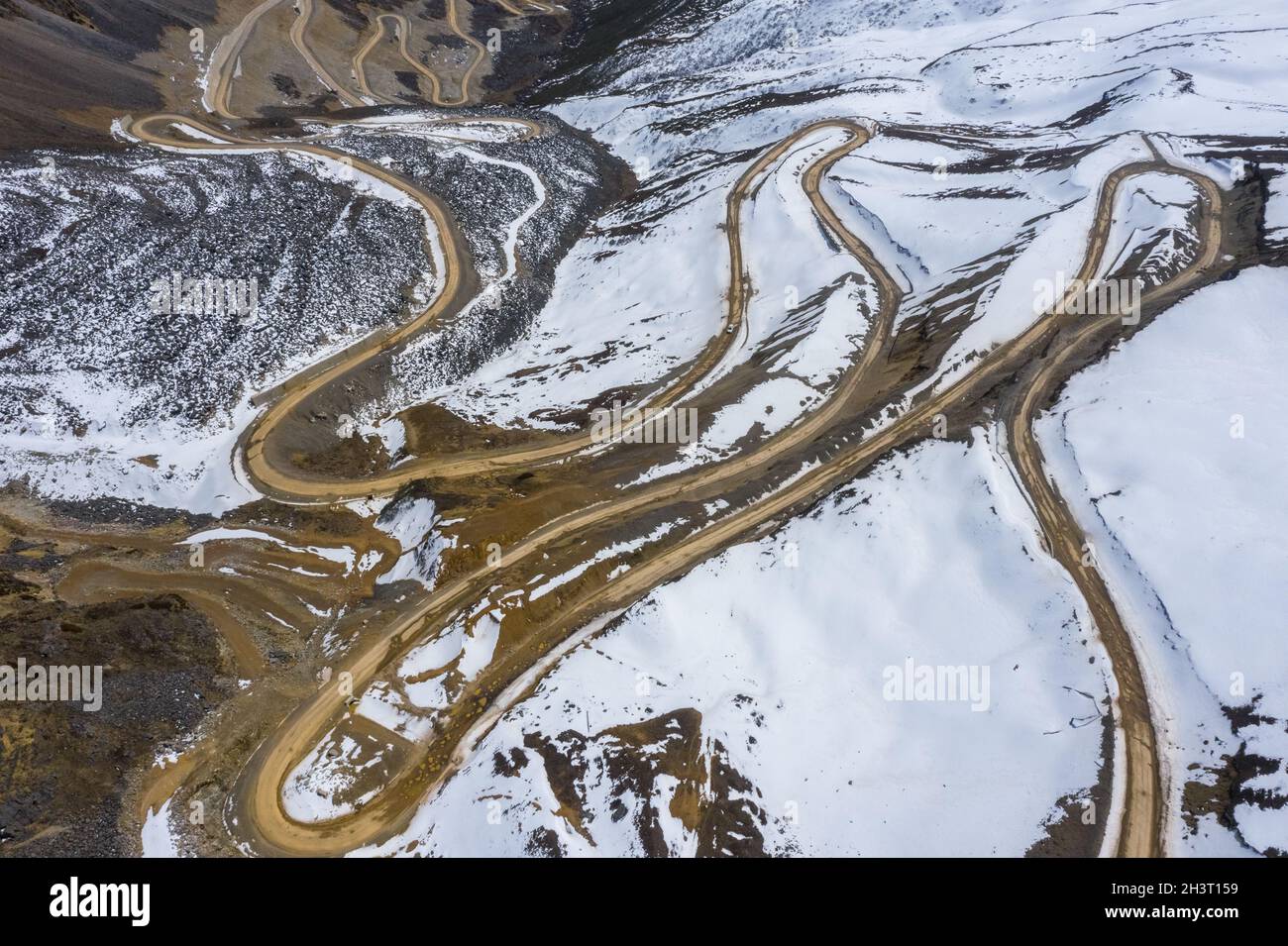 Winding road aerial immagini e fotografie stock ad alta risoluzione - Alamy