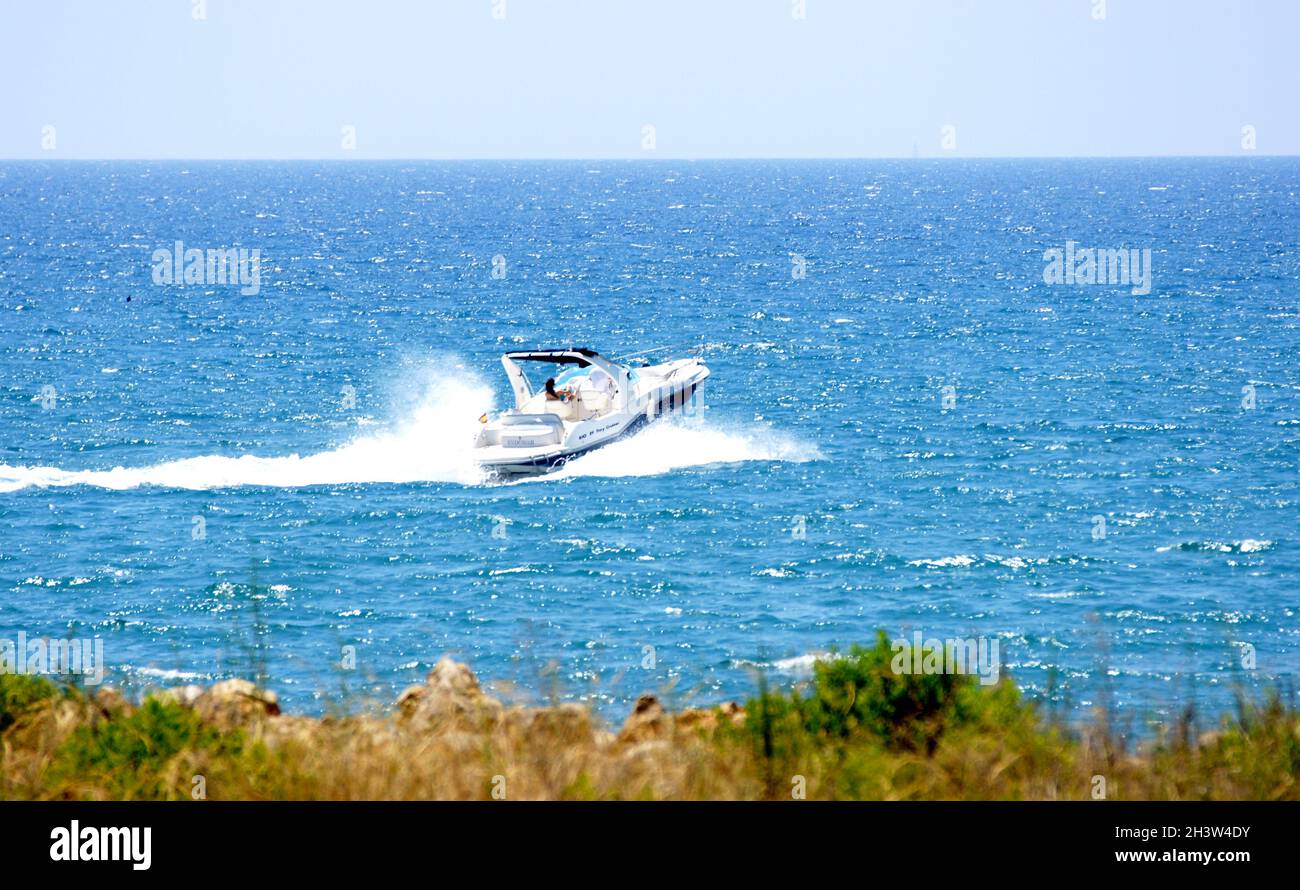Barcos en el mar immagini e fotografie stock ad alta risoluzione - Alamy