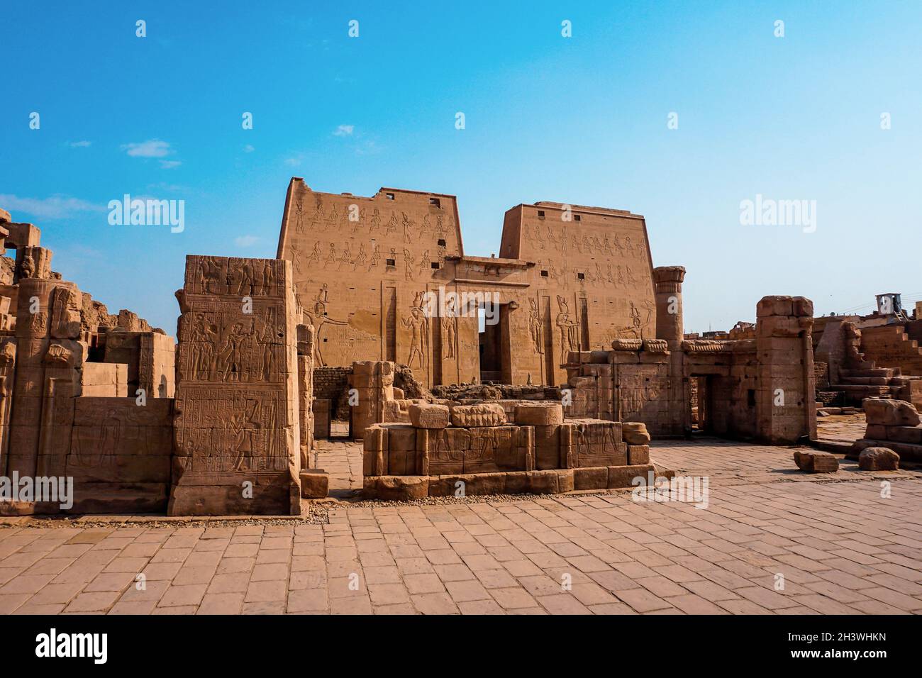 Il Tempio di Edfu fu costruito per il Dio falco chiamato Horus. Questo ...
