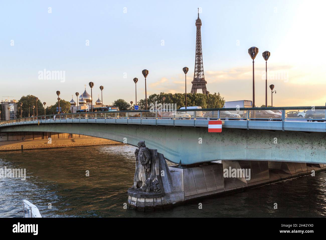 La senna e la torre eiffel al tramonto immagini e fotografie stock ad ...