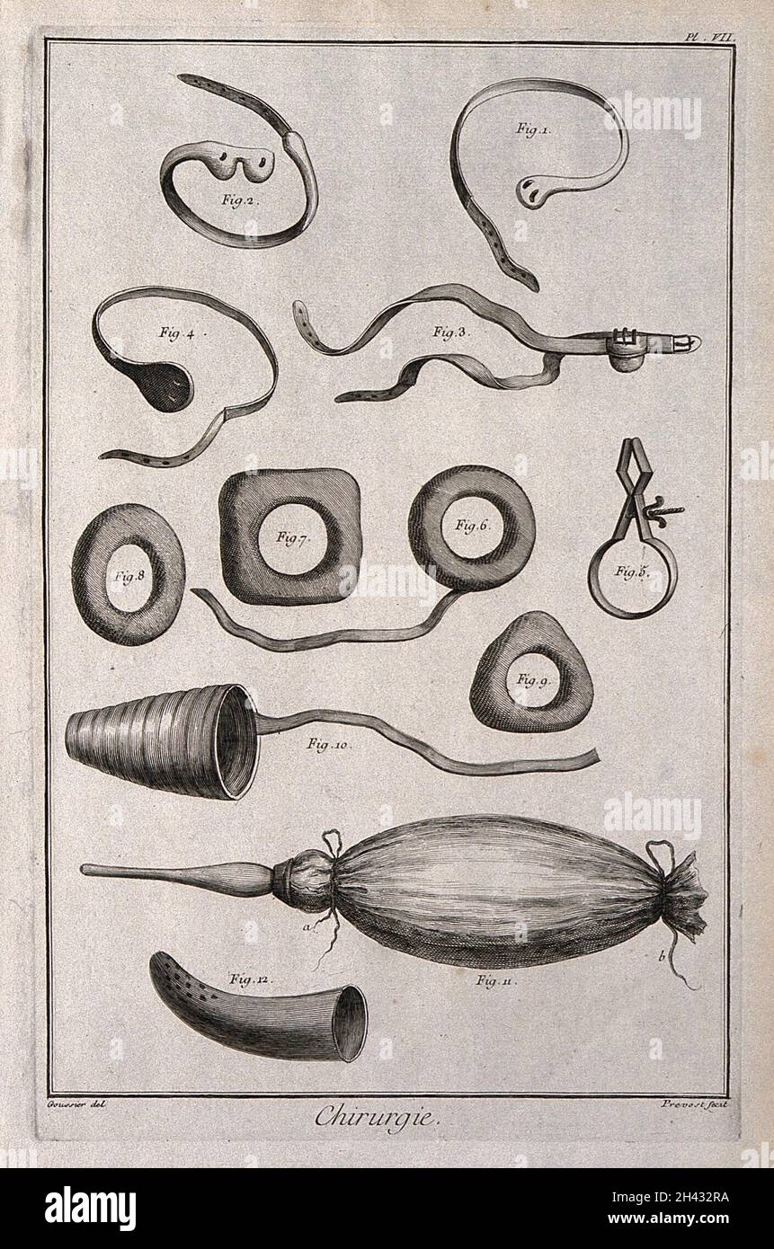 Chirurgia: Un assortimento di strumenti chirurgici, tra cui uno ...