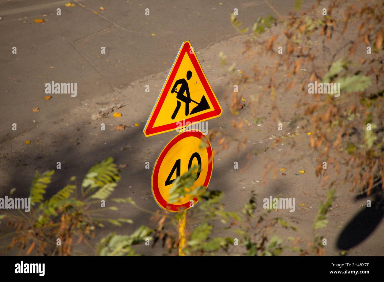 Segnaletica stradale e simbolo. Cartello stradale sullo sfondo della ...