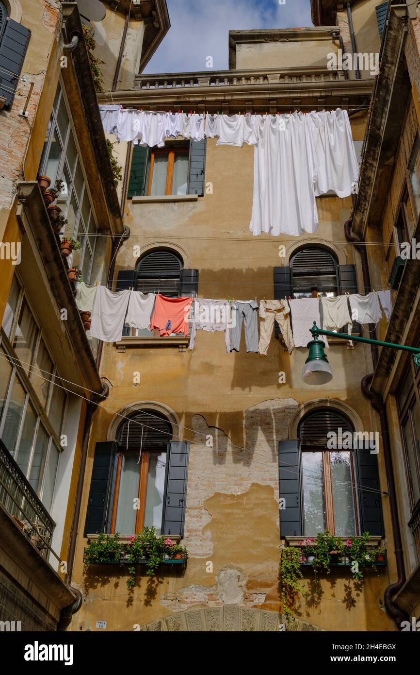Vestiti appesi in strada italiana immagini e fotografie stock ad alta ...