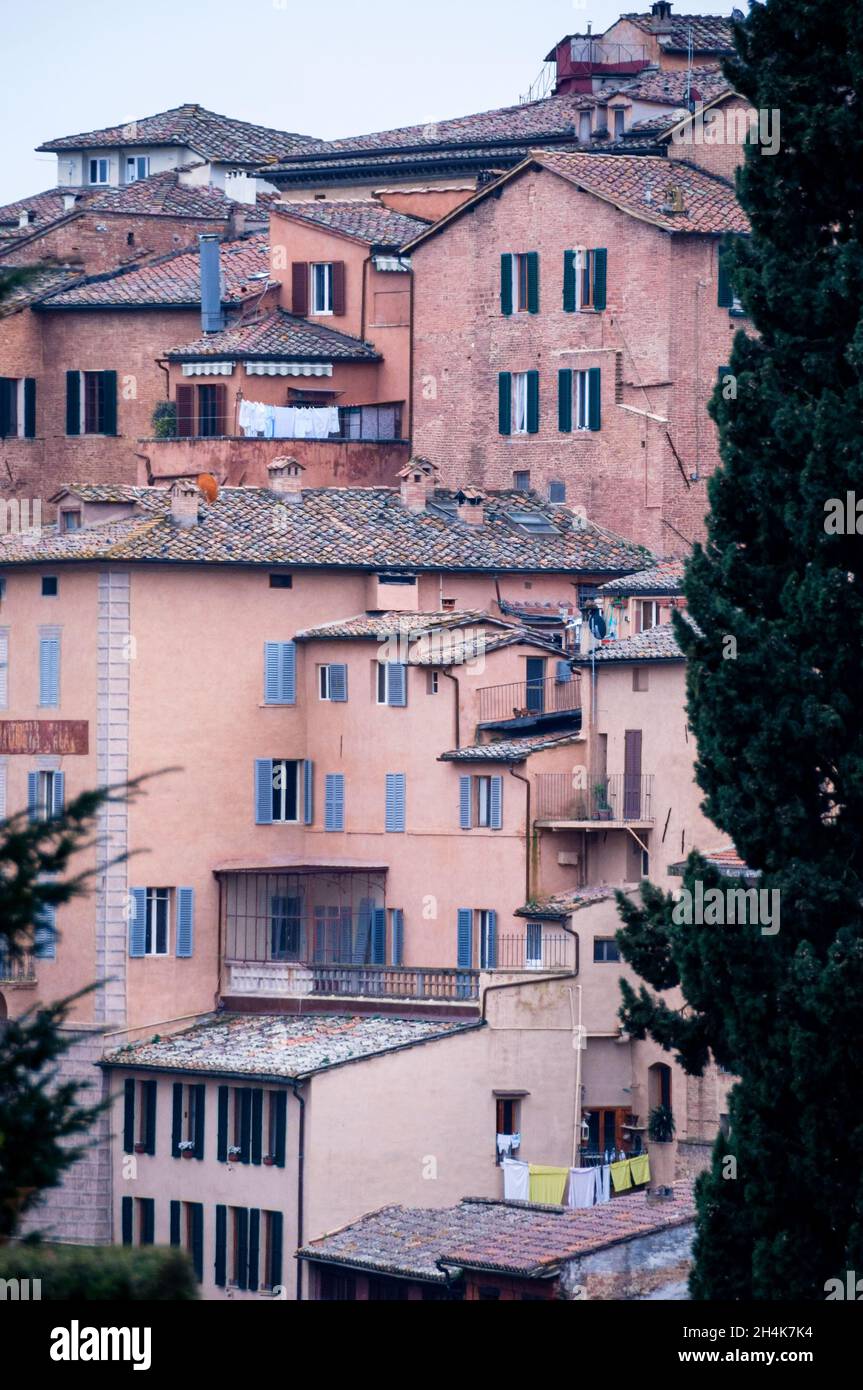 Il salto di antiche case medievali in mattoni e tetti in cotto nell ...