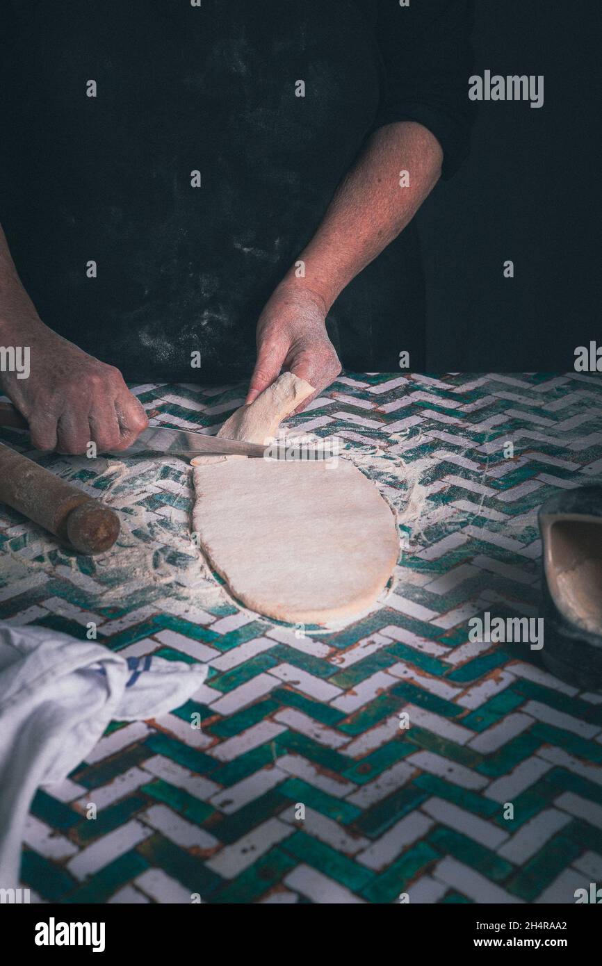 Old woman making pasta immagini e fotografie stock ad alta risoluzione ...