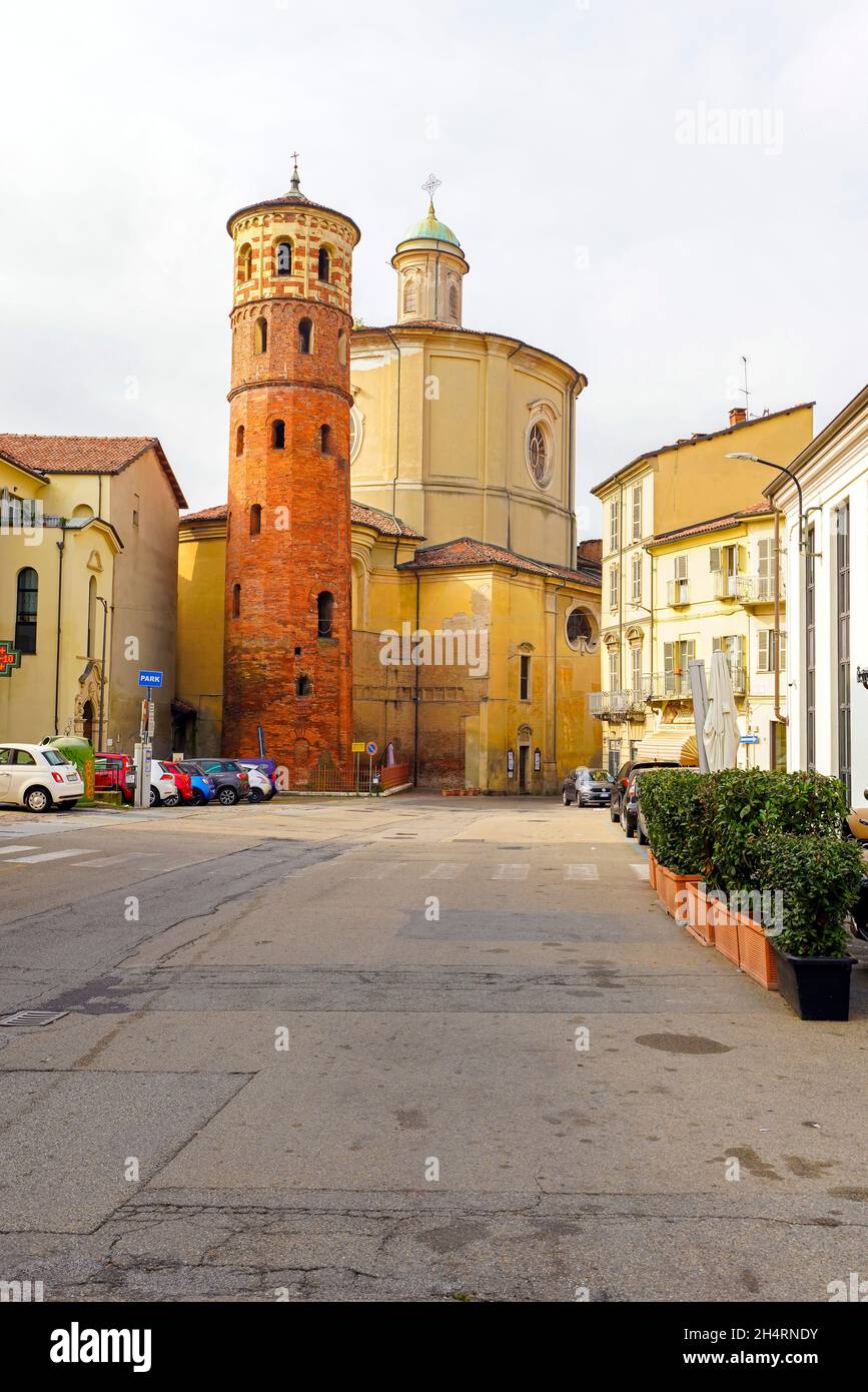 Torre Rossa medievale e Chiesa di Santa Caterina, ad Asti, Regione ...