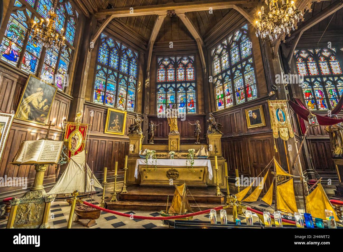 Mary Jesus statue navi altare Basilica Old legno Santa Caterina Chiesa ...
