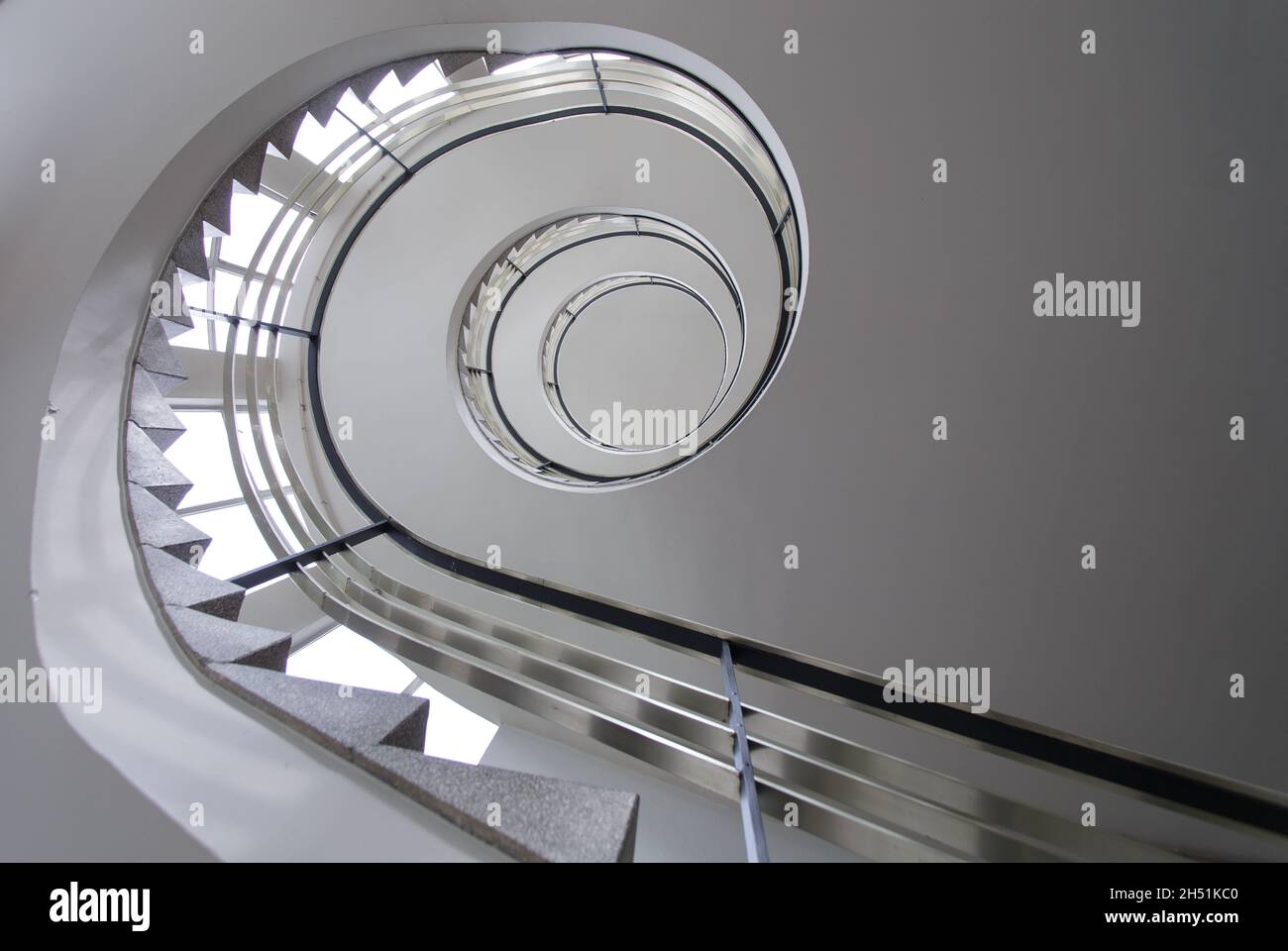 Ringhiera delle scale bianca immagini e fotografie stock ad alta ...