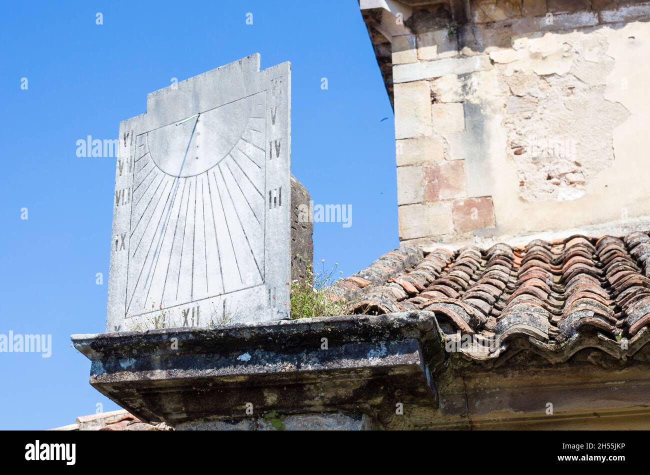Una meridiana, chiesa di San Juan de Amandi, Villaviciosa, Asturias ...