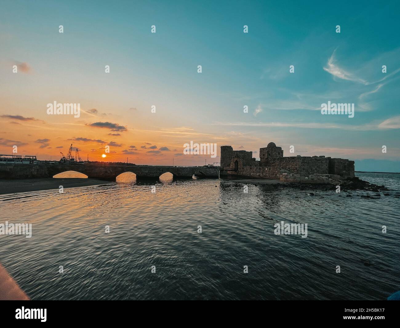 Mare di Sidon al tramonto. La città di Sidon in Libano. Sidon Sea ...