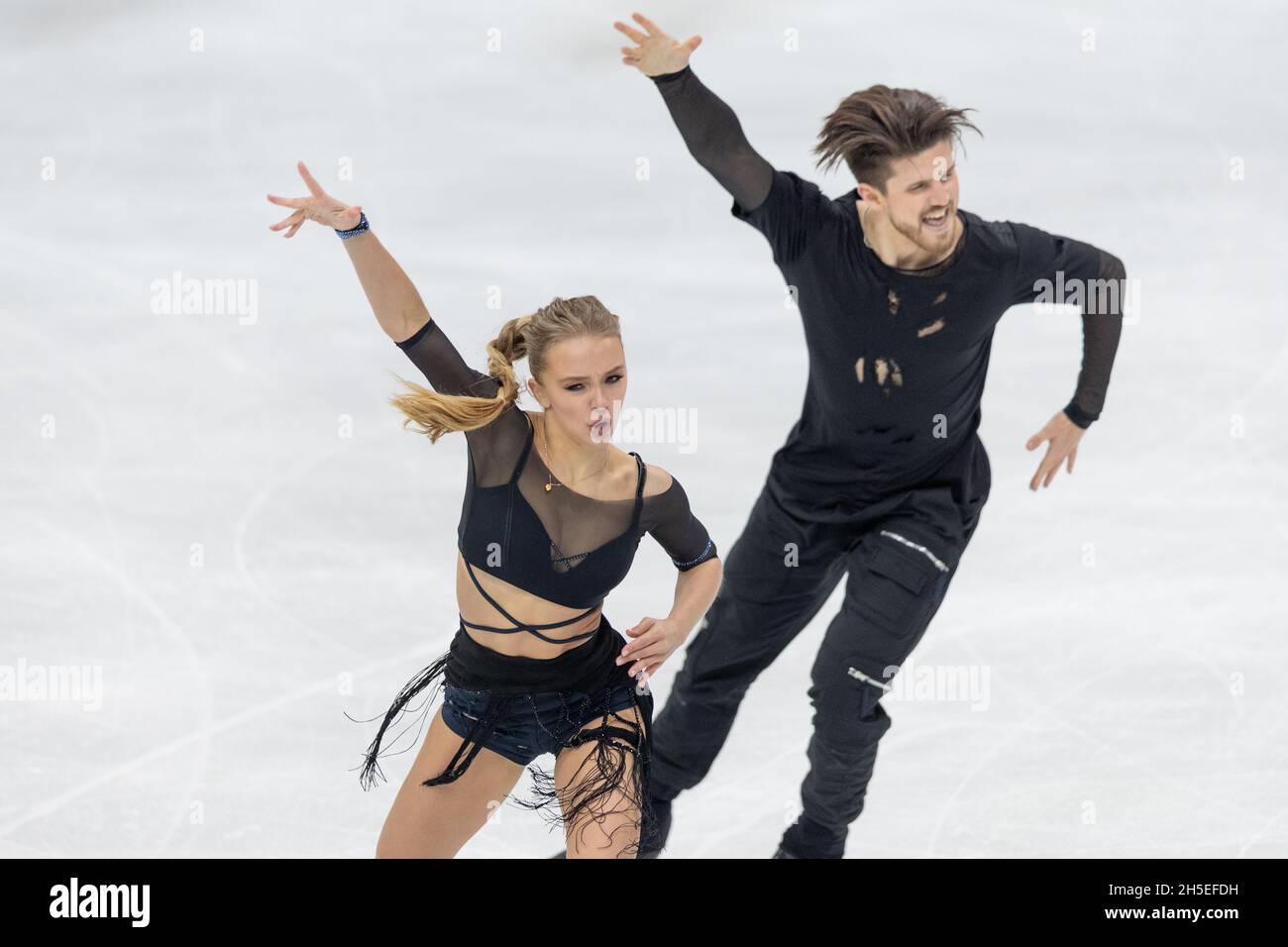 Alexandra Stepanova e Ivan Bukin dalla Russia eseguono la loro rhythm dance durante il giorno 1 ...