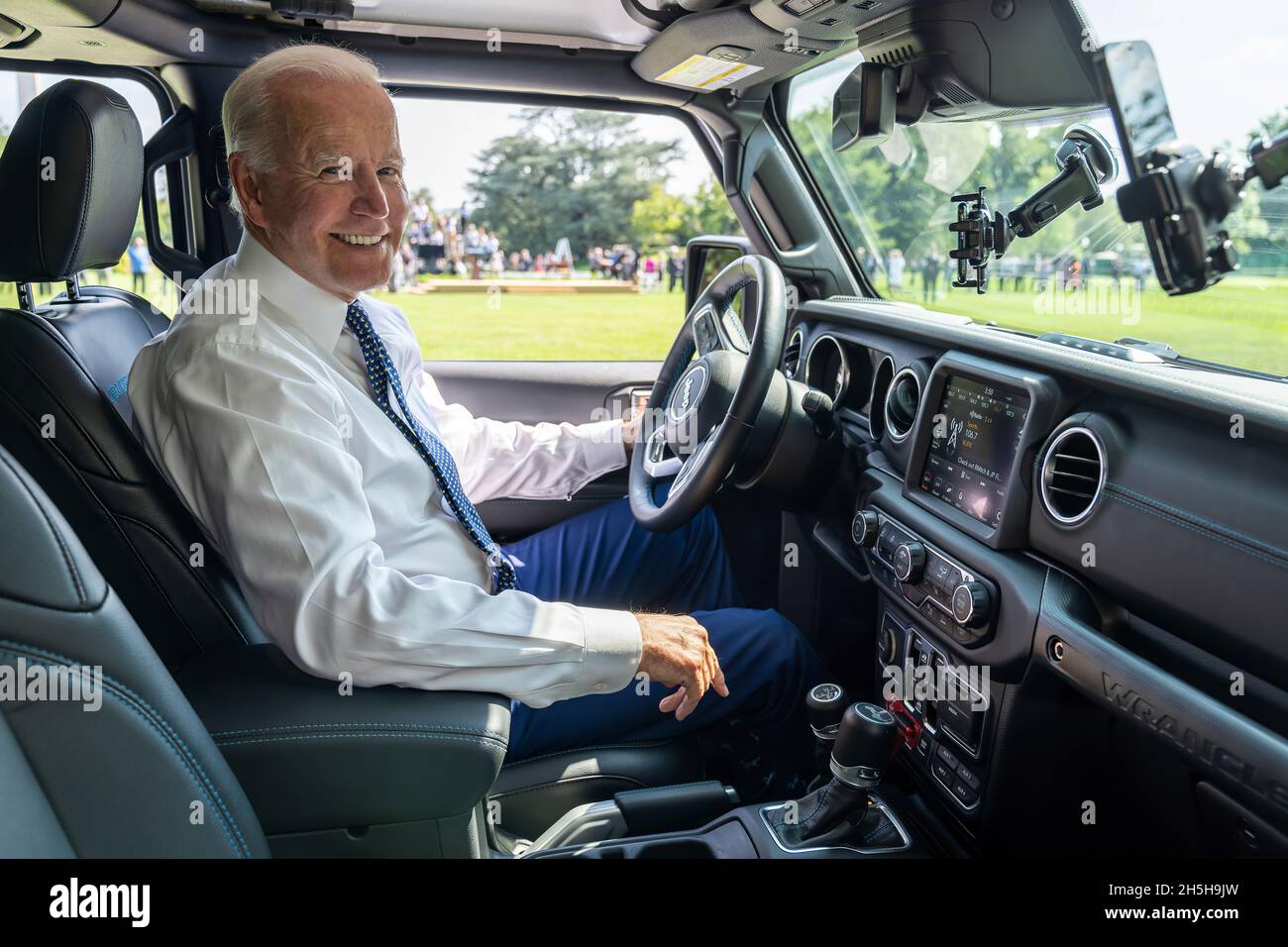 Joe biden guida una jeep wrangler rubicon immagini e fotografie stock ad alta risoluzione - Alamy