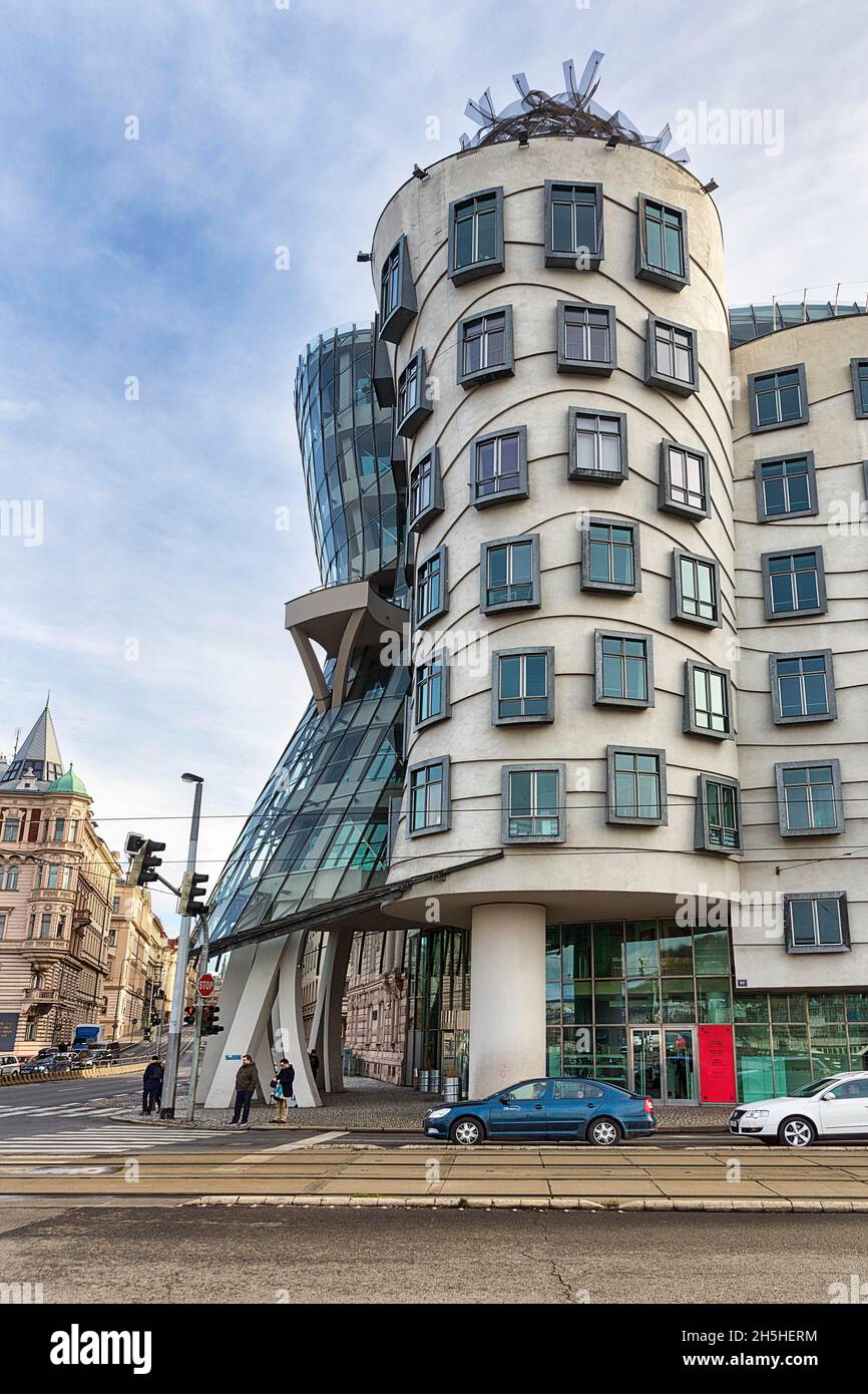 Dancing House, Tancici dum Office building, Ginger and Fred, architetto ...
