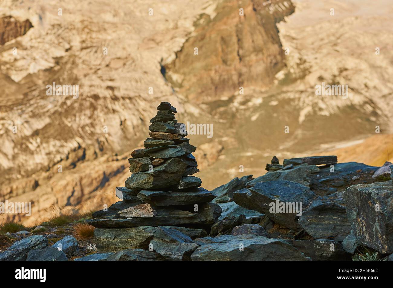 Fondo delle montagne della strada alpina del grossglockner immagini e ...
