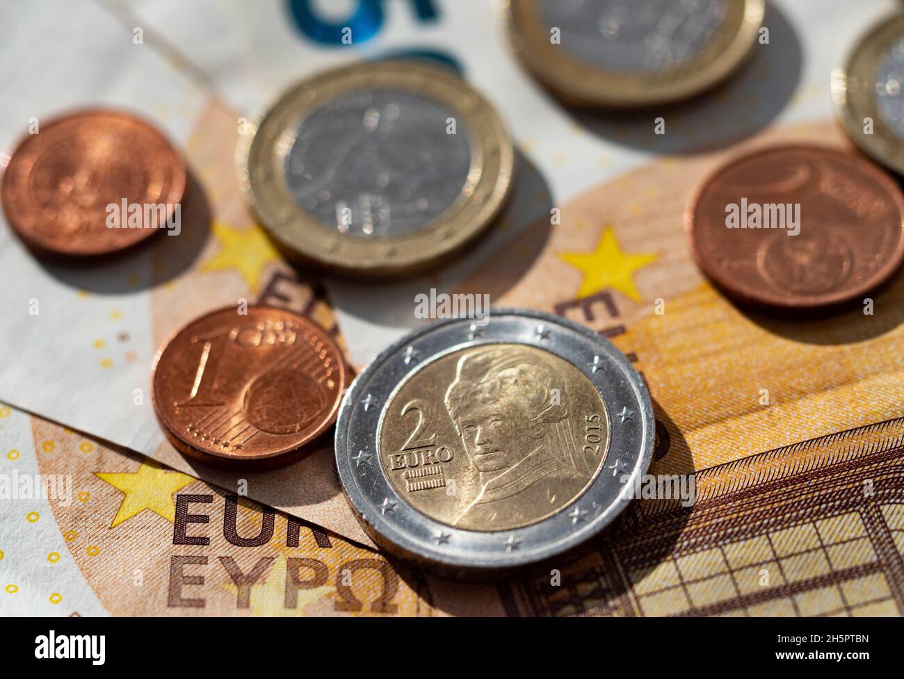 Pila di banconote da 50 euro immagini e fotografie stock ad alta ...