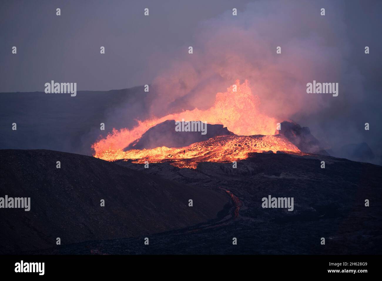 Vulcano fagradalsfjall in islanda immagini e fotografie stock ad alta ...