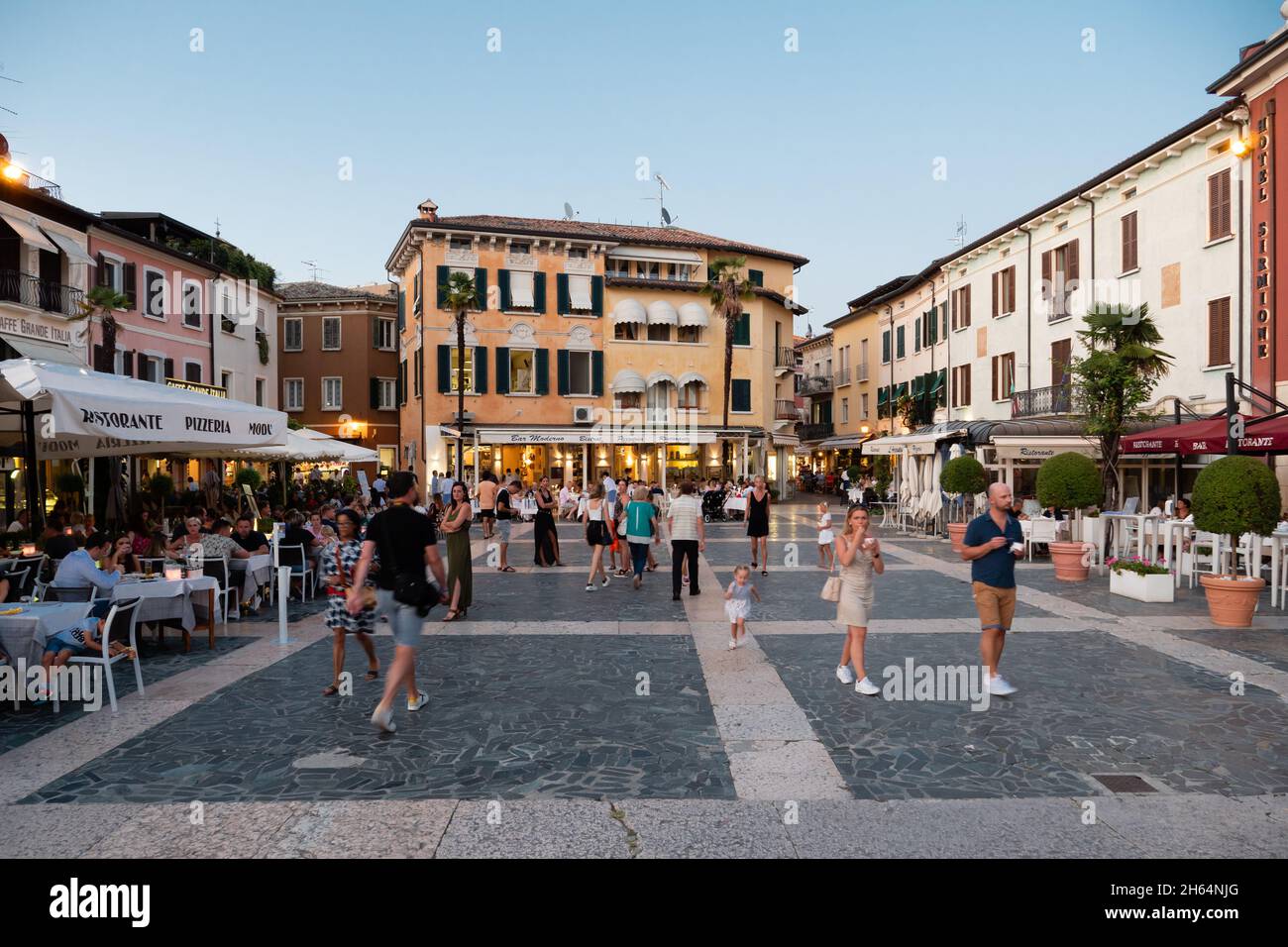 Sirmione piazza carducci città quadrata immagini e fotografie stock ad ...