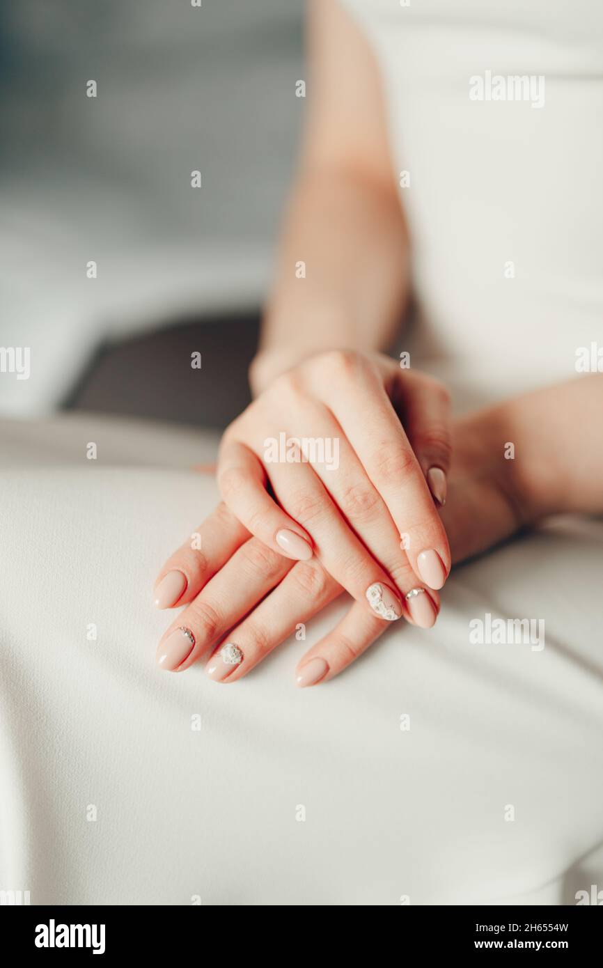 Mani incrociate in grembo immagini e fotografie stock ad alta ...