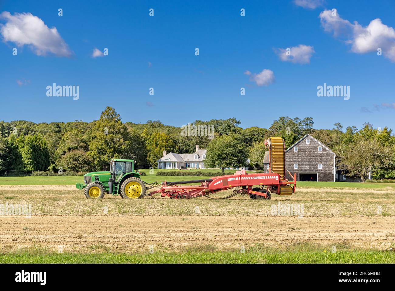 Trattore john deere nella stalla immagini e fotografie stock ad alta ...