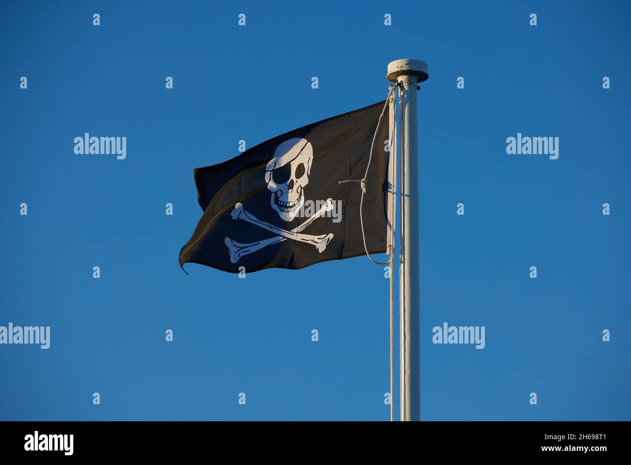 Bandiera nera con teschio e due ossa incrociate immagini e fotografie ...