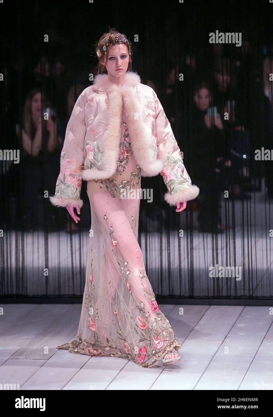 Sfilata di moda a figura intera sfilata passerella modella modelli ...
