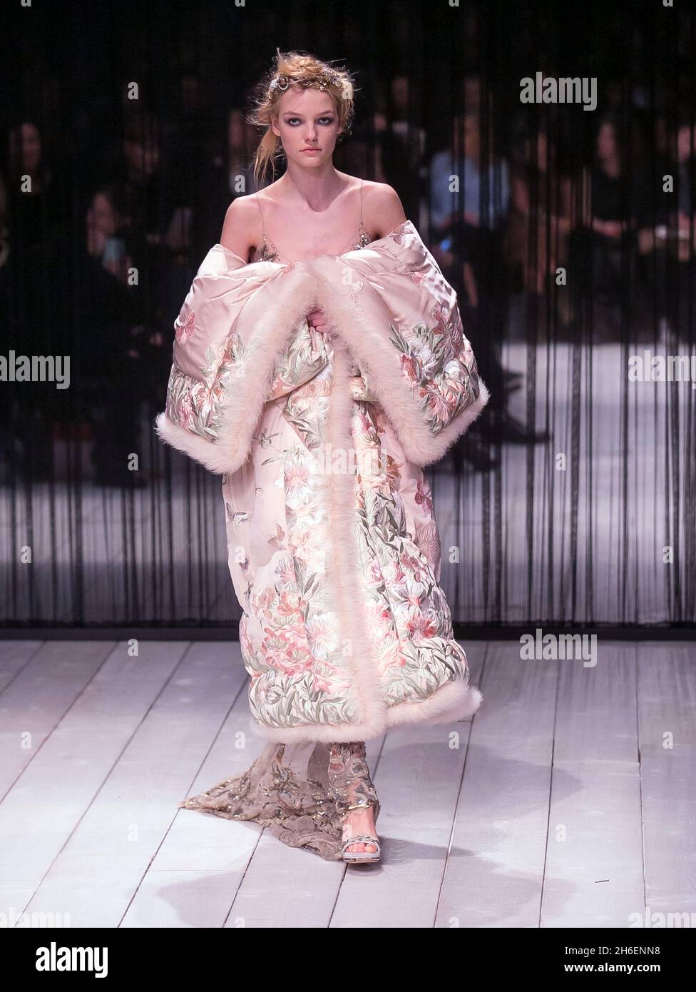 Sfilata di moda a figura intera sfilata passerella modella modelli ...