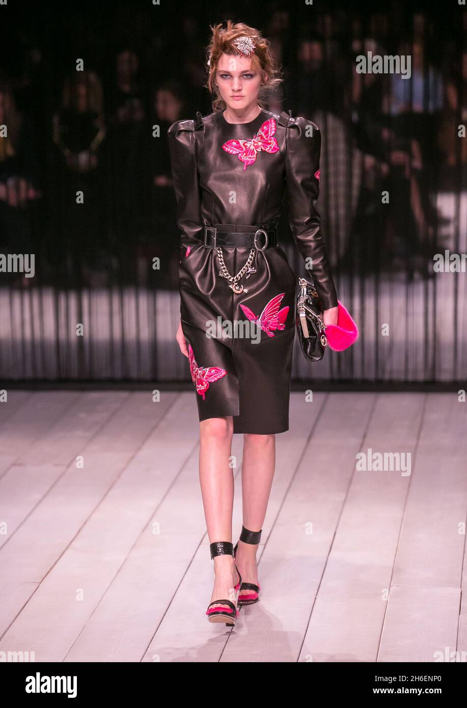 Sfilata di moda a figura intera sfilata passerella modella modelli ...